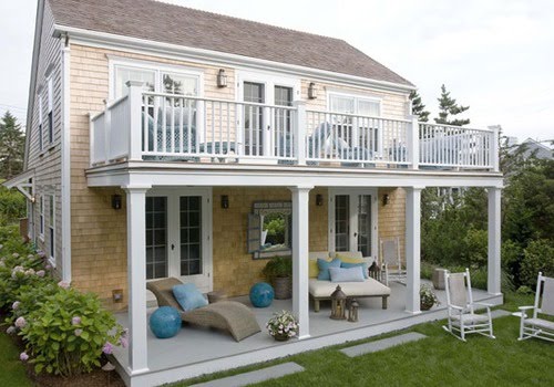 Content in a Cottage: Cottage Home With Balcony