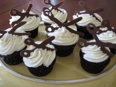 Scissor cupcakes