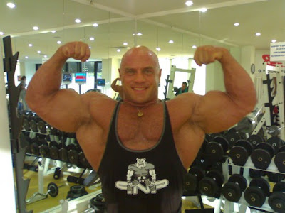 Muscle Male Model *: Turkish bodybuilder Serdar Aktolga flexing biceps