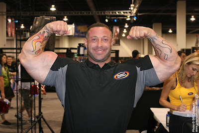 Muscle Lover: Eddie Moyzan and his huge arms!