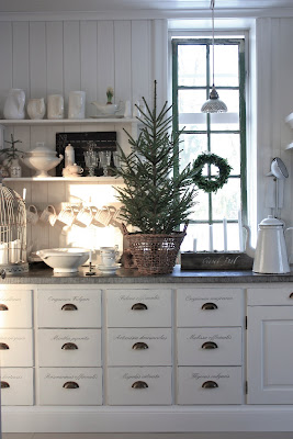 farmhouse musings: tree in the kitchen