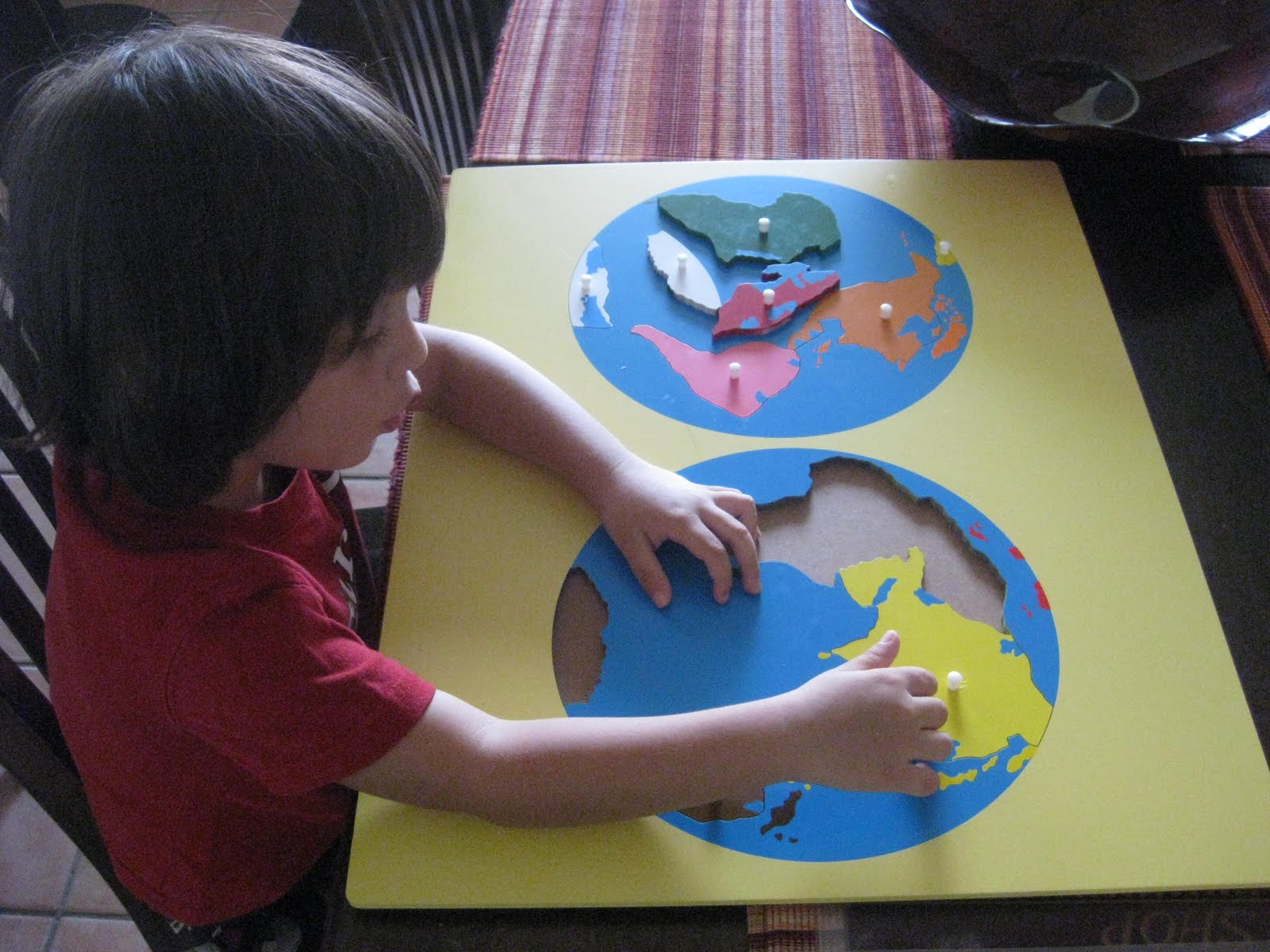 2 Pequeños Traviesos: Trabajos de Geografia / Geography Activities