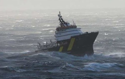 Crazy Picture: Ships Battling Heavy Seas