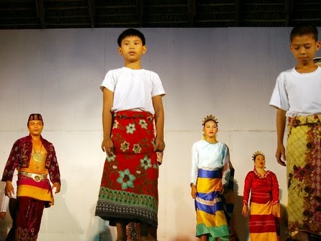 sense of the sacred: On the Propriety of the Malong in the Liturgy