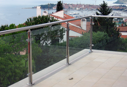 Dvoriščna Vrata in Ograja