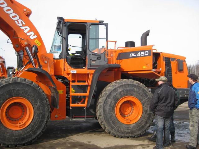 Wheel loader Doosan DL 450 | Construction Equipment Photos & News