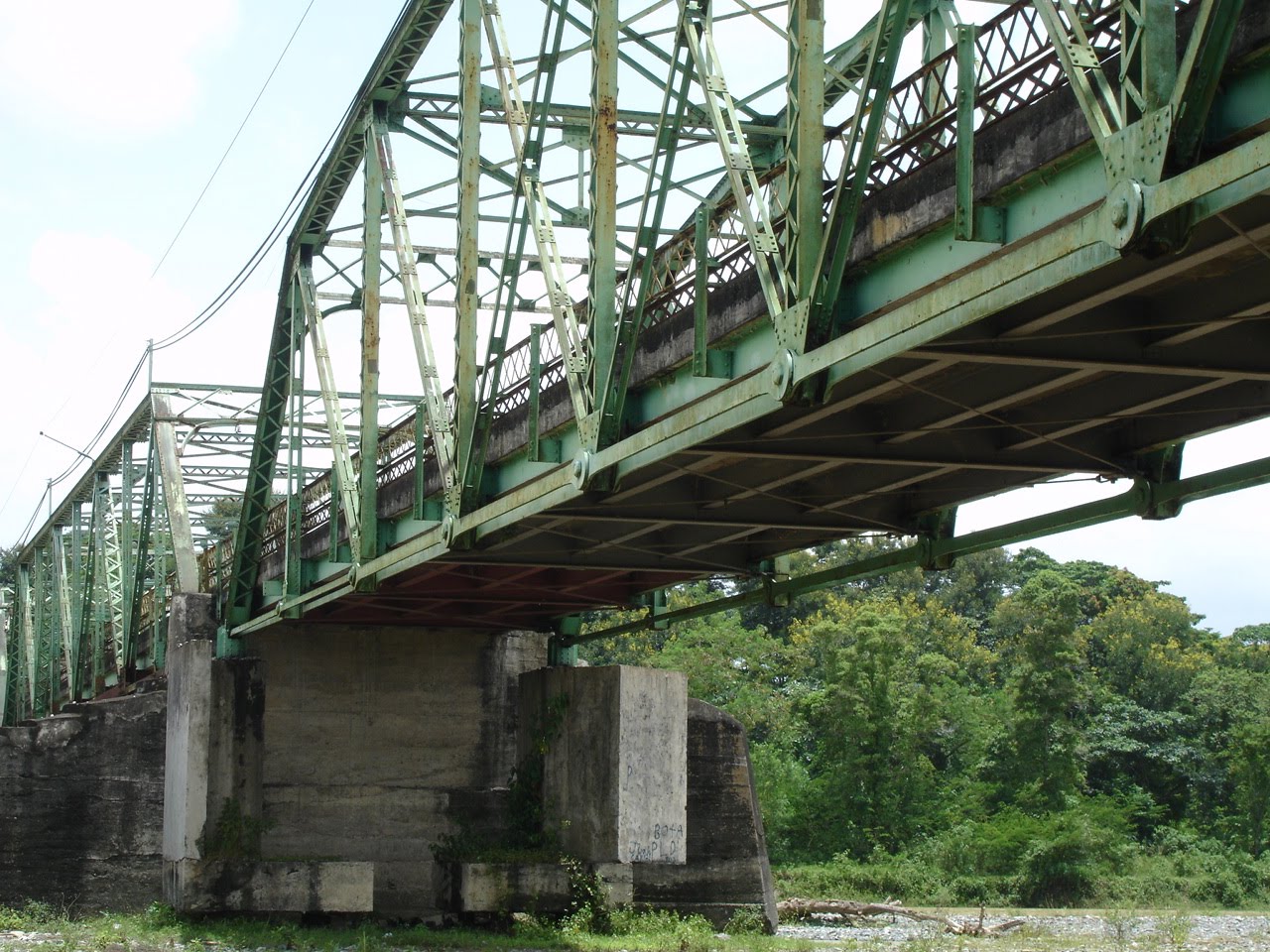 El puente sobre el río Yuna esta a punto de desplomarse