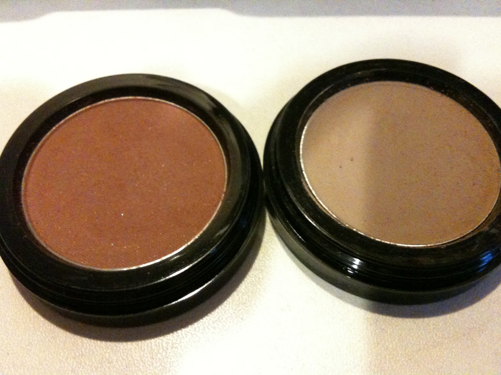 Bestie to Bestie ---: Review: Benefit Silky powder eyeshadow