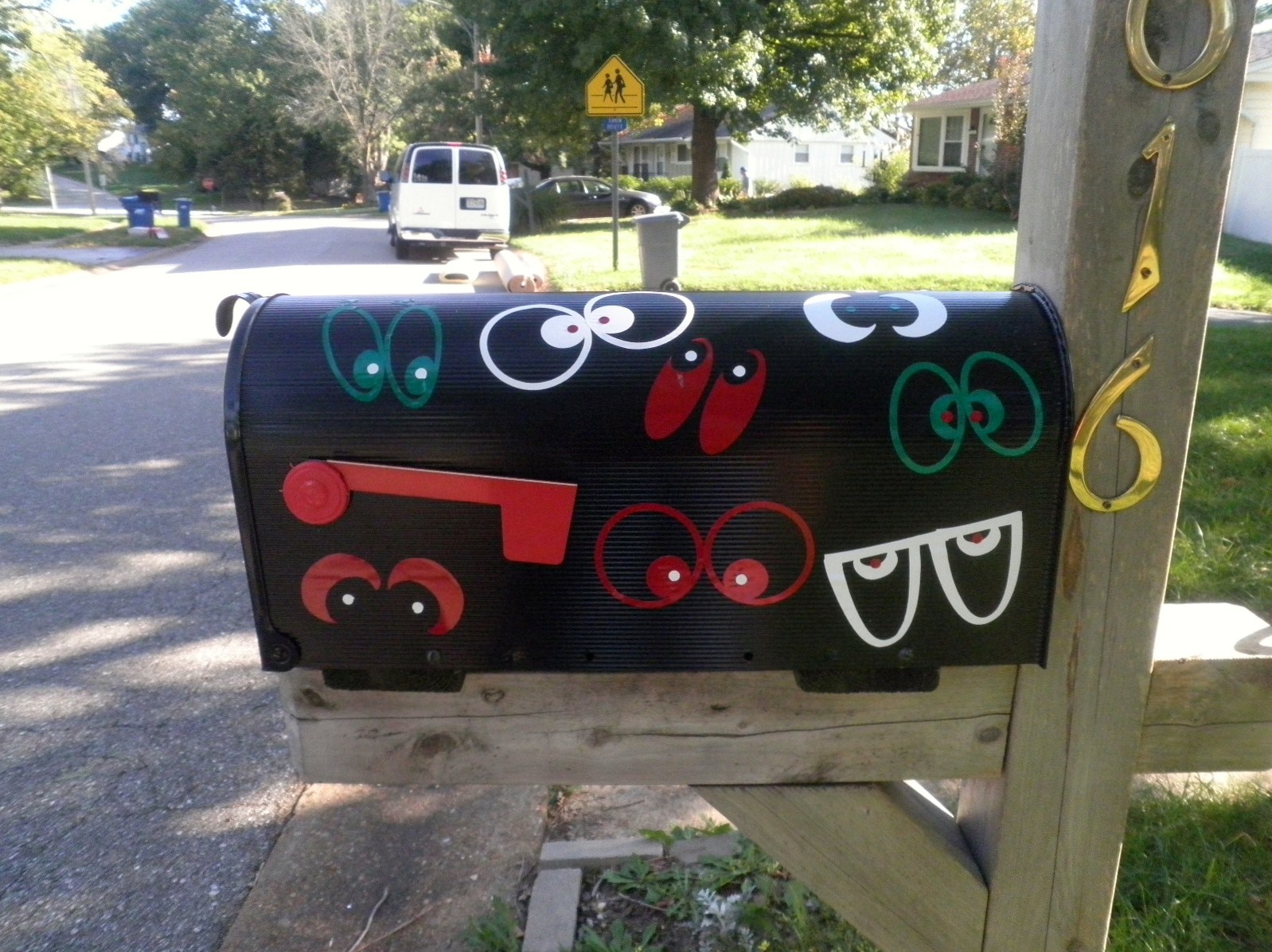 Etc, Etc, Etc.....: BOO! Scary Mailbox