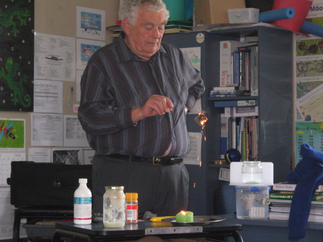 Room 4 Tomarata: Des Hunt Author