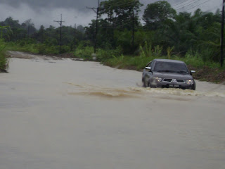 Kehidupan Di Pedalaman Baram: Jalan Lapok Di Musim Banjir