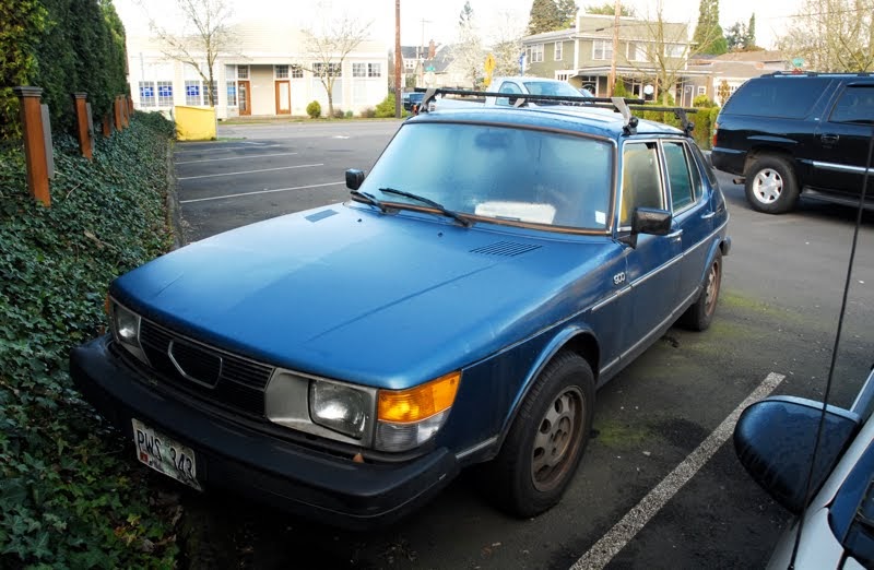 OLD PARKED CARS.: 1979 Saab 900 GLE Sedan.