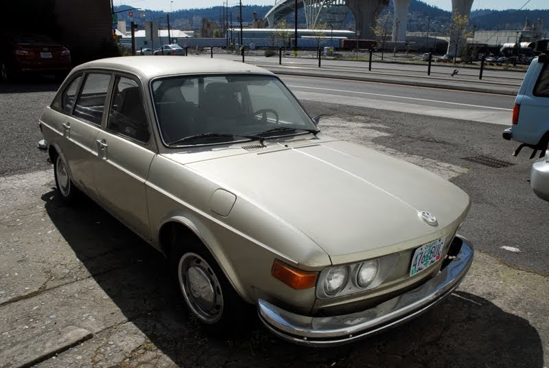 OLD PARKED CARS.: 1972 Volkswagen 412 4 Door Saloon.