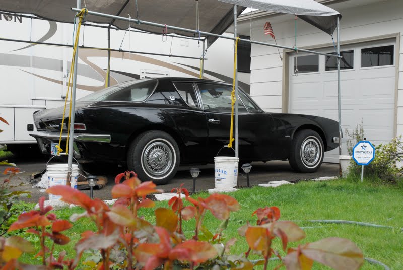 OLD PARKED CARS.: 1963 Studebaker Avanti R3.