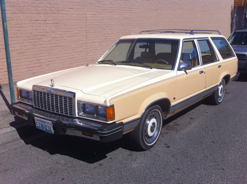OLD PARKED CARS.: 1982 Ford Granada GL Wagon.
