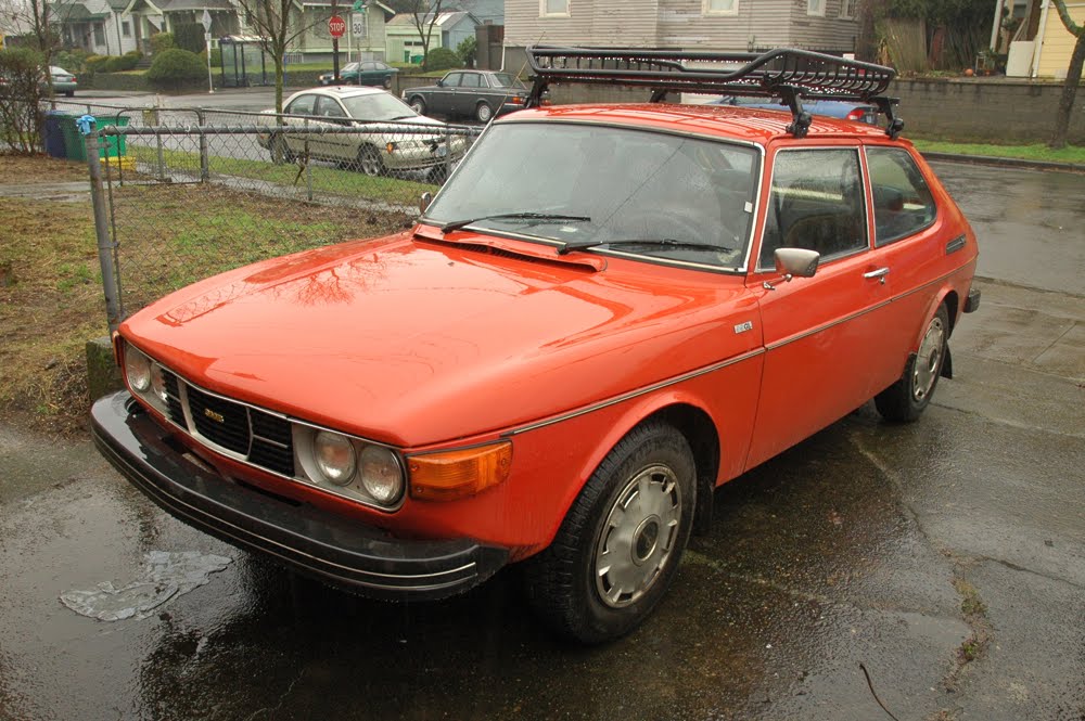 OLD PARKED CARS.: 1976 Saab 99 GL WagonBack.