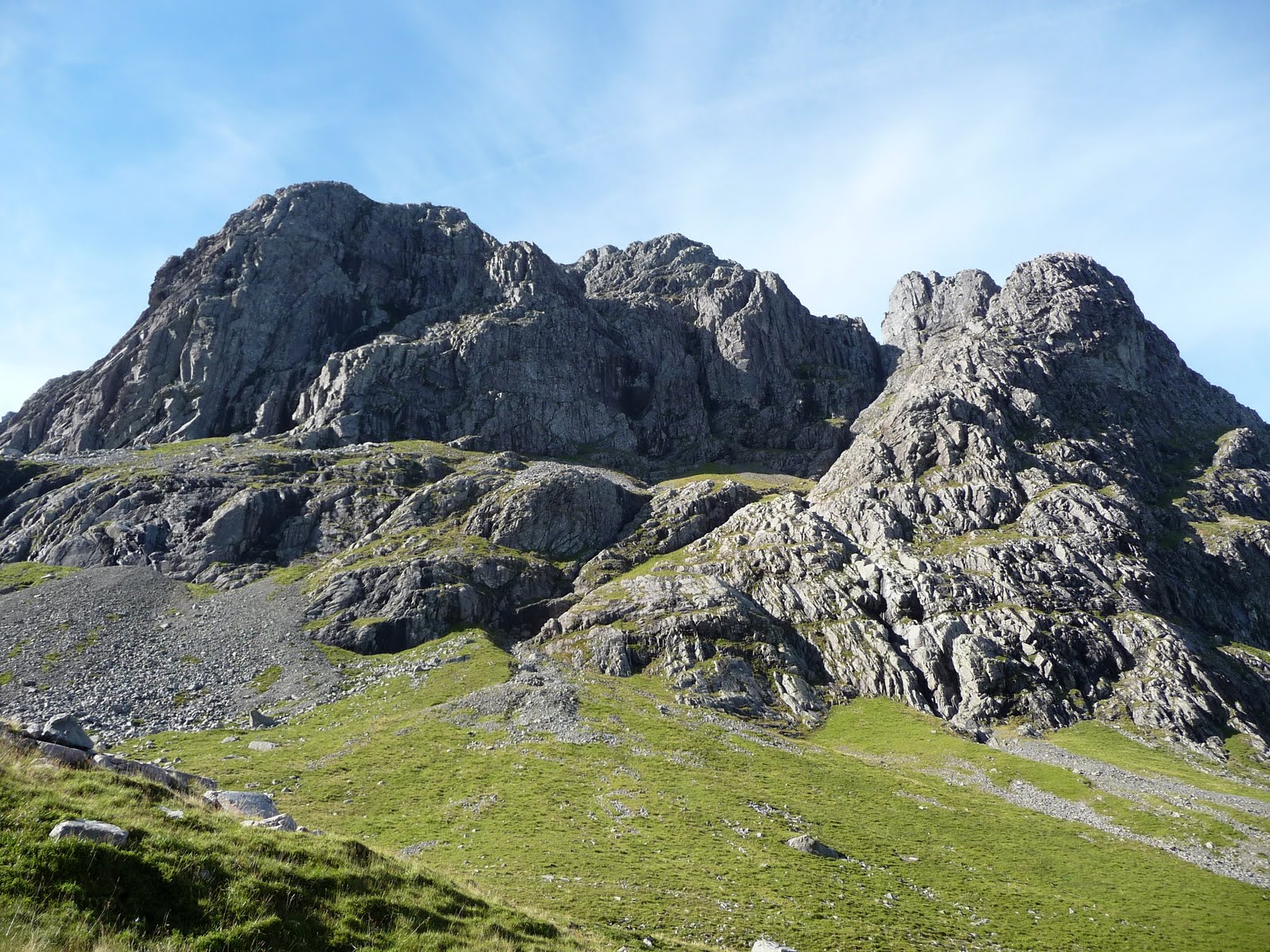 TARMACHAN MOUNTAINEERING: LEDGE ROUTE & CMD ARETE, BEN NEVIS