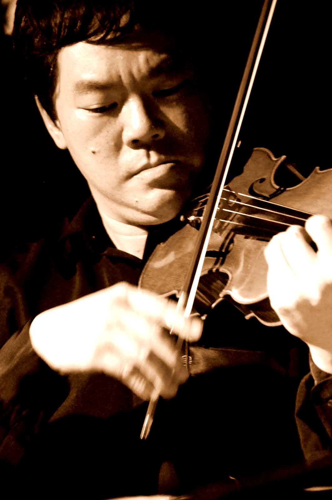 The Violinist Yap Ling: Yap Ling performing unaccompanied solo violin ...