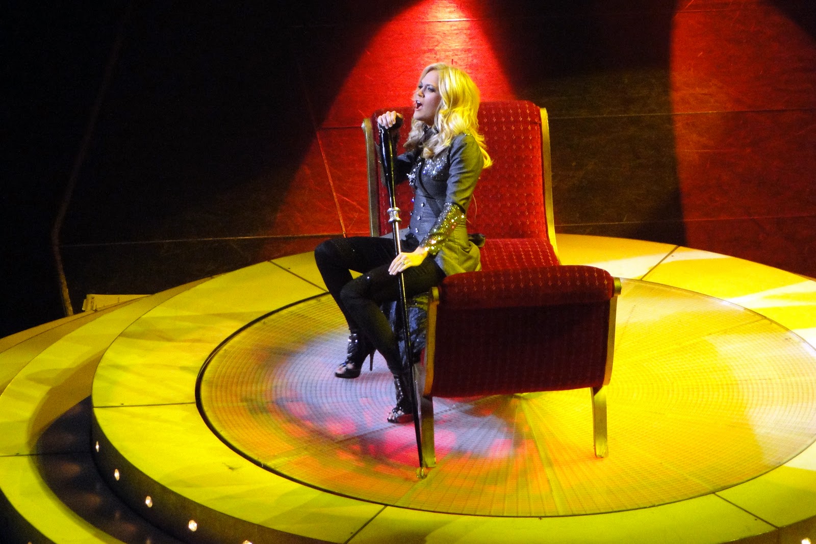 MickeyMFan: Carrie Underwood...she can SING!!