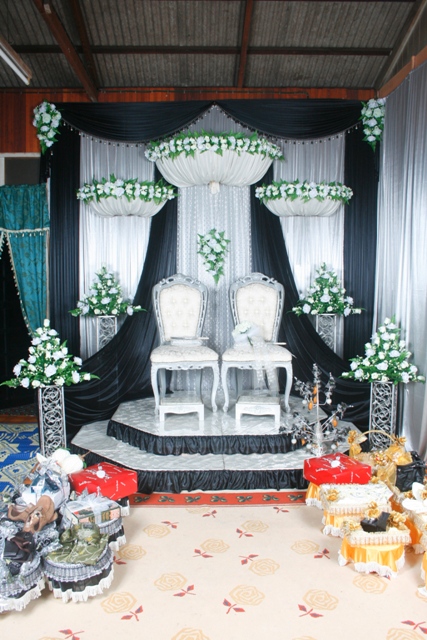Bridal D` Ina Pengantin: Galeri Pelamin Ruang Tamu Tema Hitam Silver ...