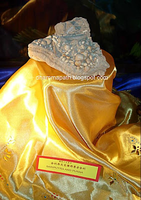 Dhamma Path Blog: Holy Lights From Tibet - Buddha's Disciple Relics ...