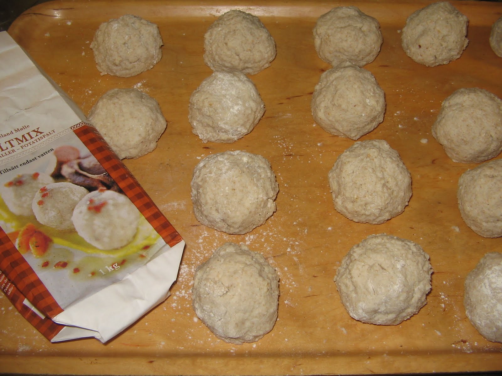 Mina älskade ungar....: RASPEBALLER till middag..