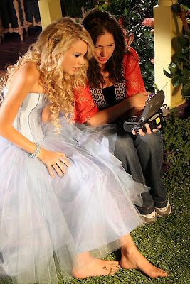 pies de belinda peregrin y sandalias de belinda: Pies de Taylor Swift