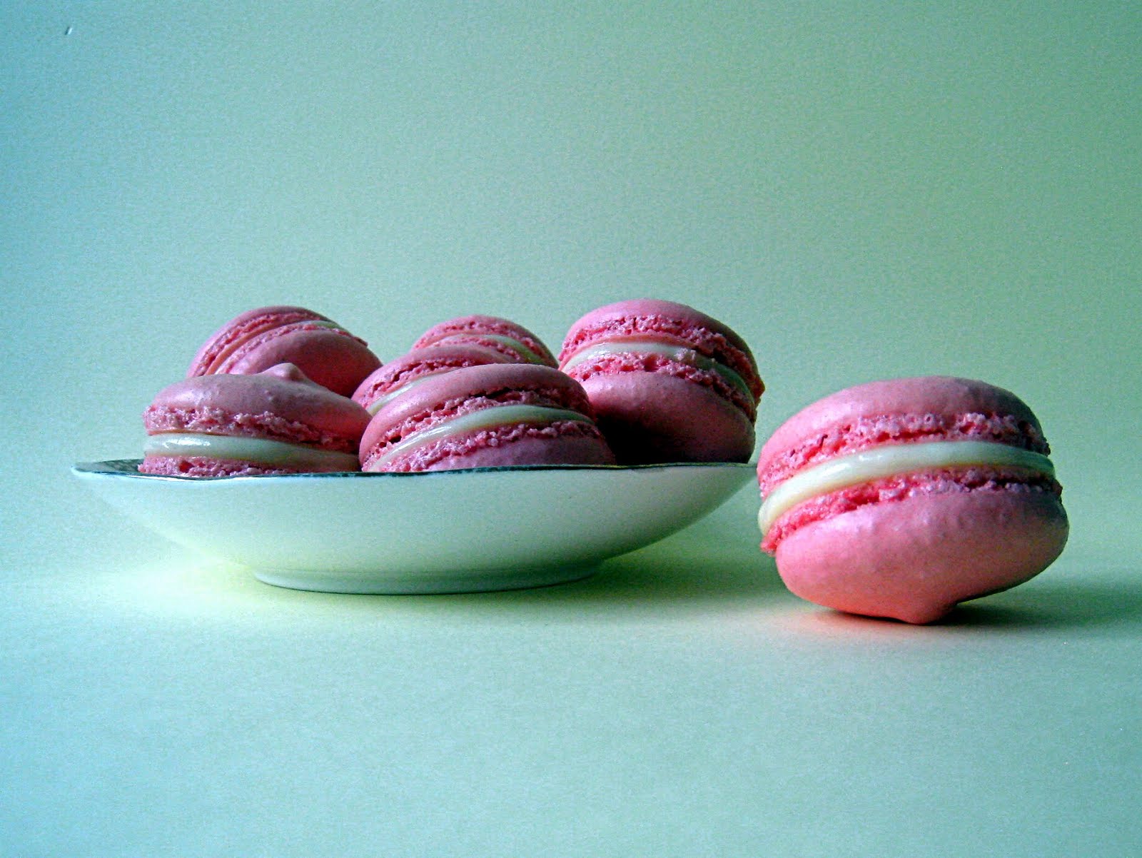 Delicious Delicious Delicious: Rose Macarons