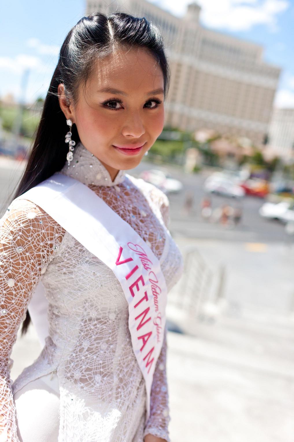 My Ordinary Life: More Ao Dai on The Strip (Set 1)