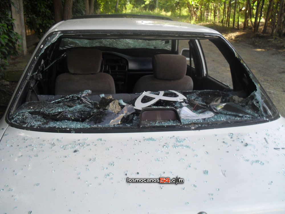 D' MOCA PARA EL MUNDO: CARRO CON CRISTALES ROTO