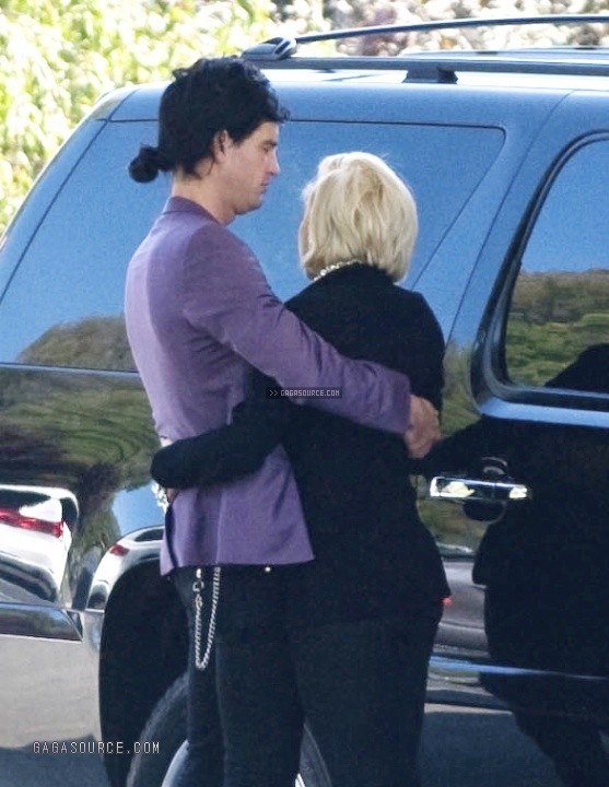 Gaga This Way.: Lady Gaga visita un asilo con su madre, Cynthia ...