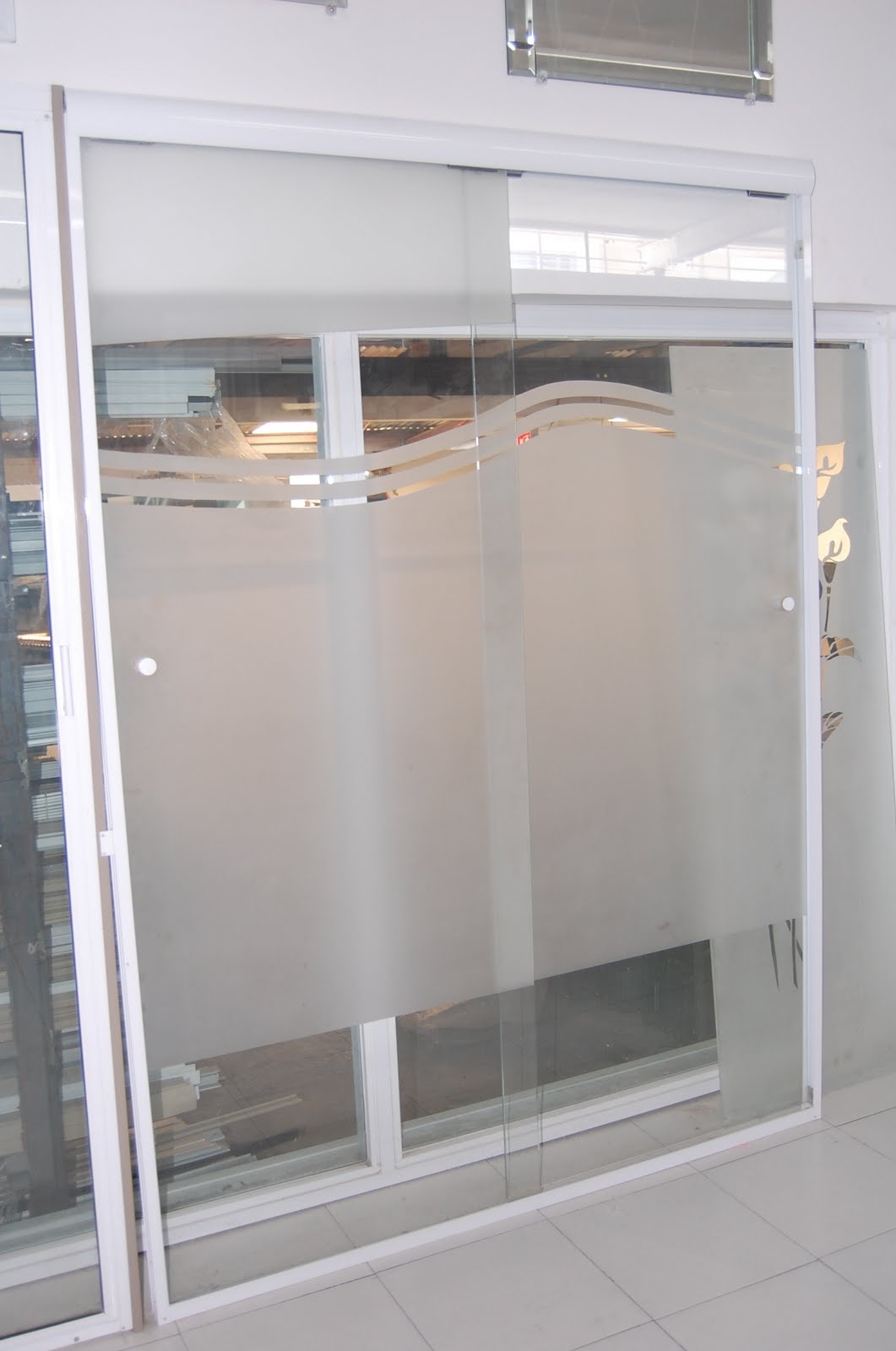 VENTANAS Y PUERTAS TÉRMICAS.: cancel de cristal templado arenado.