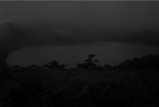 1000 photographers: casi negro el lago oscuro según Shigeyoshi Ohi