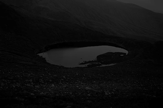 1000 photographers: casi negro el lago oscuro según Shigeyoshi Ohi