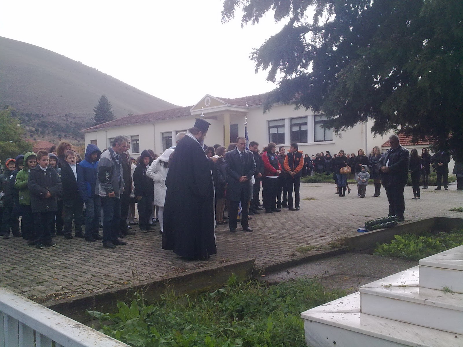 ΕΠΕΤΕΙΟΣ 28 ΟΚΤΩΒΡΙΟΥ.ΚΑΤΑΘΕΣΗ ΣΤΕΦΑΝΩΝ ΚΑΙ ΔΕΞΙΩΣΗ.