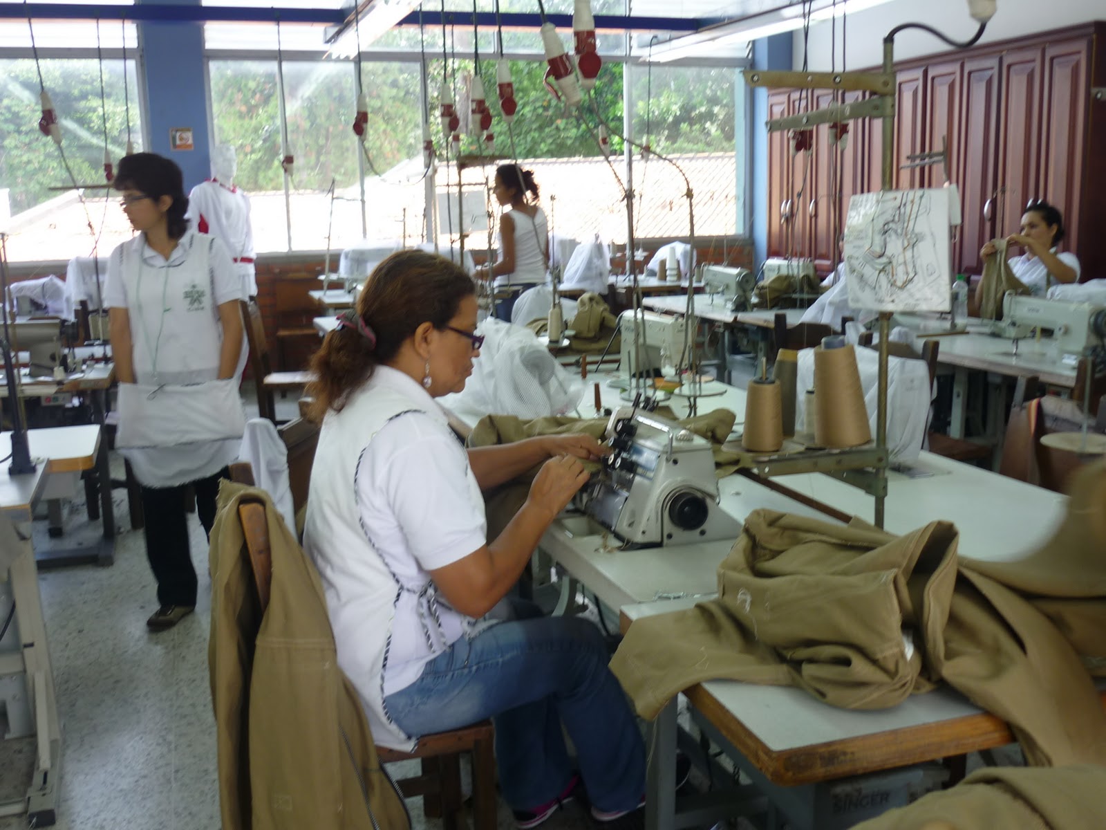 Operaria Manejo de Máquina Confección Industrial