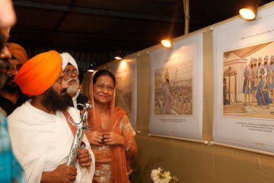 FACT - India's Blog: Sri Sri inaugurates exhibition on Sikhism