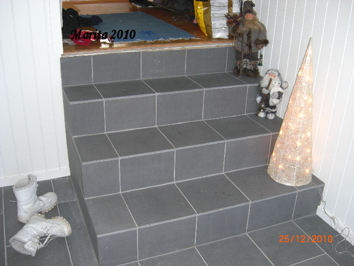 Fliser i trapp inne – Materialvalg for baderomsmøbler