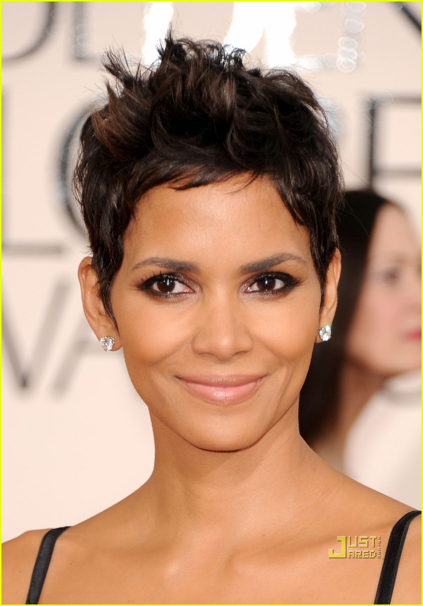 Halle Berry: Halle Berry latest photos from the Golden Globes 2011