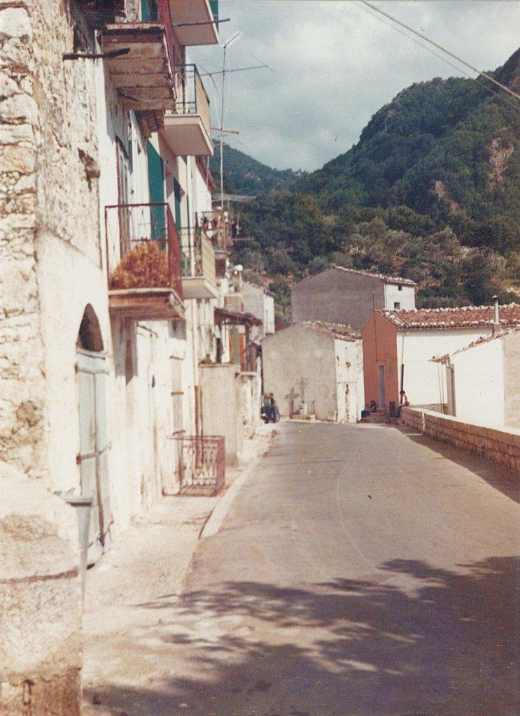 SANTOMENNA A 30 ANNI DAL TERREMOTO: COM'ERA VIA P.A. DI MAJO (zona Fontana)