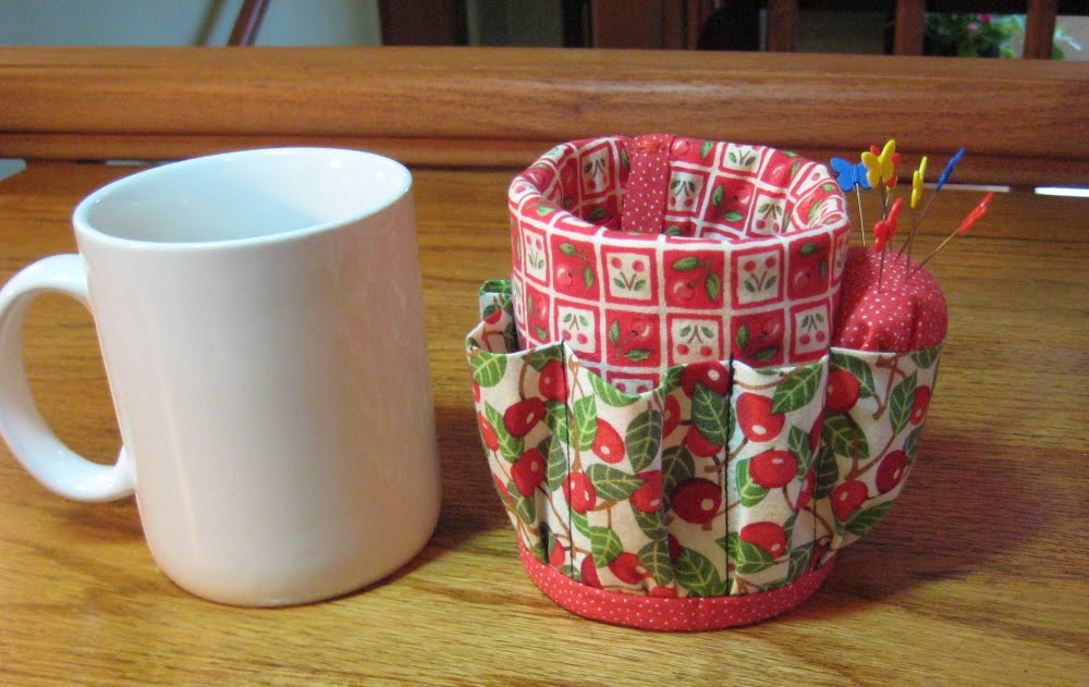 FlossieBlossoms: Giveaway Day! Coffee Mug Caddy...