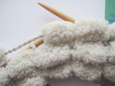 INGEBORGS HYGGEKROG: Pompon garn - strik på grovstrikkeren og i hånden