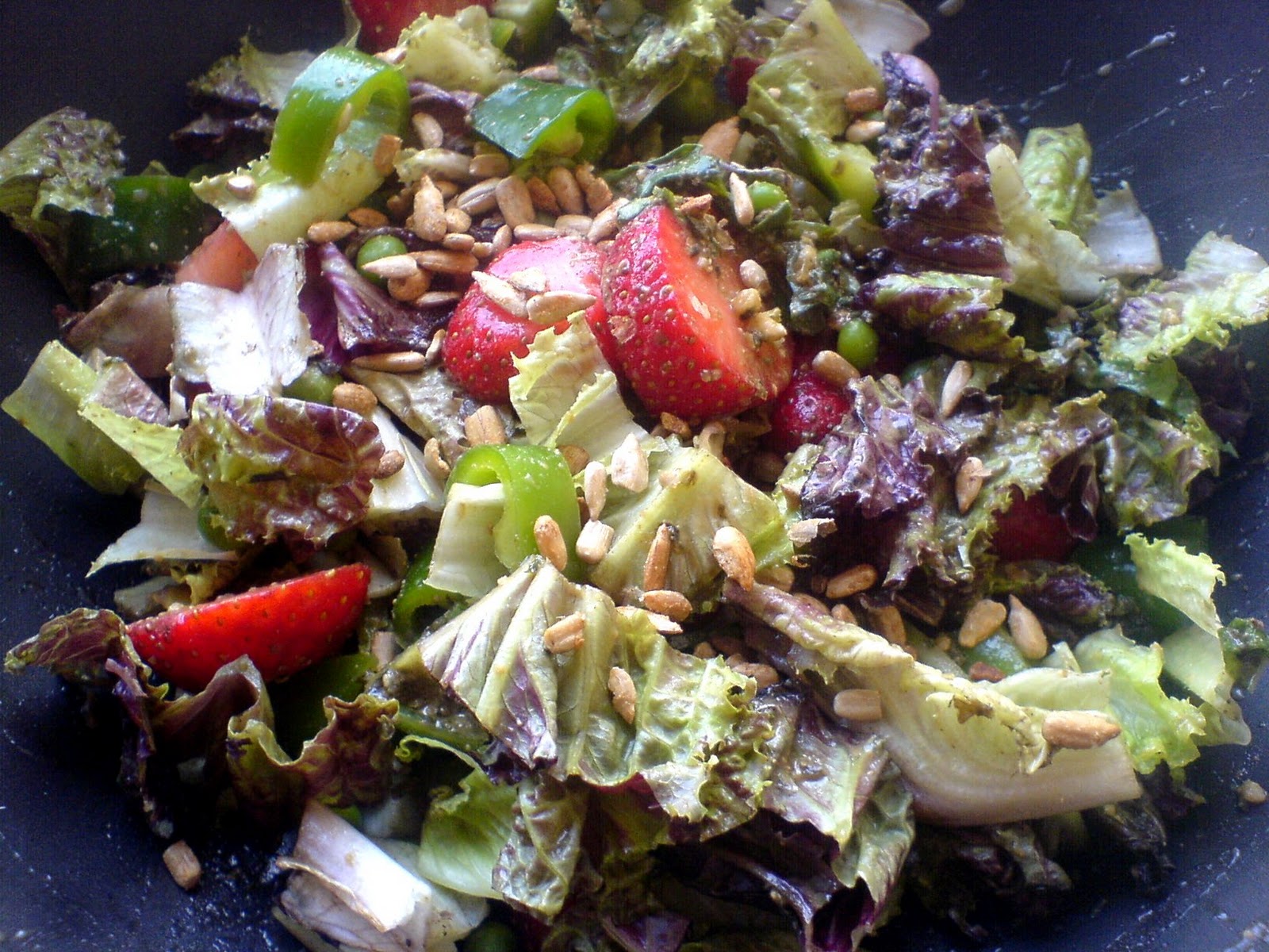 RAWk Me!: Strawberry, Pea, Pepper, and Lettuce Salad with a Pesto Dressing