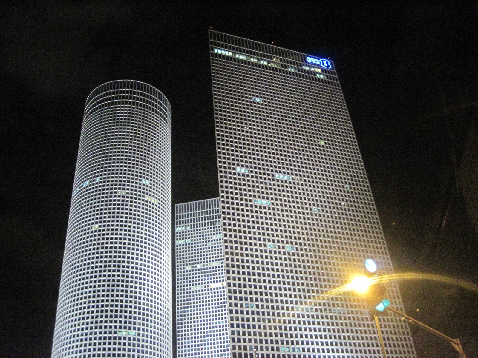 Tel Aviv Photos: Azrieli Center Tower at night
