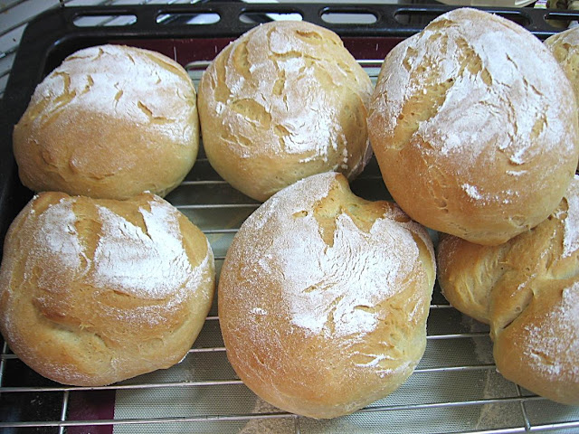 My Mom’s Recipes And More בלוג אוכל: Buttermilk baps לחמניות ריוויון נפלאות