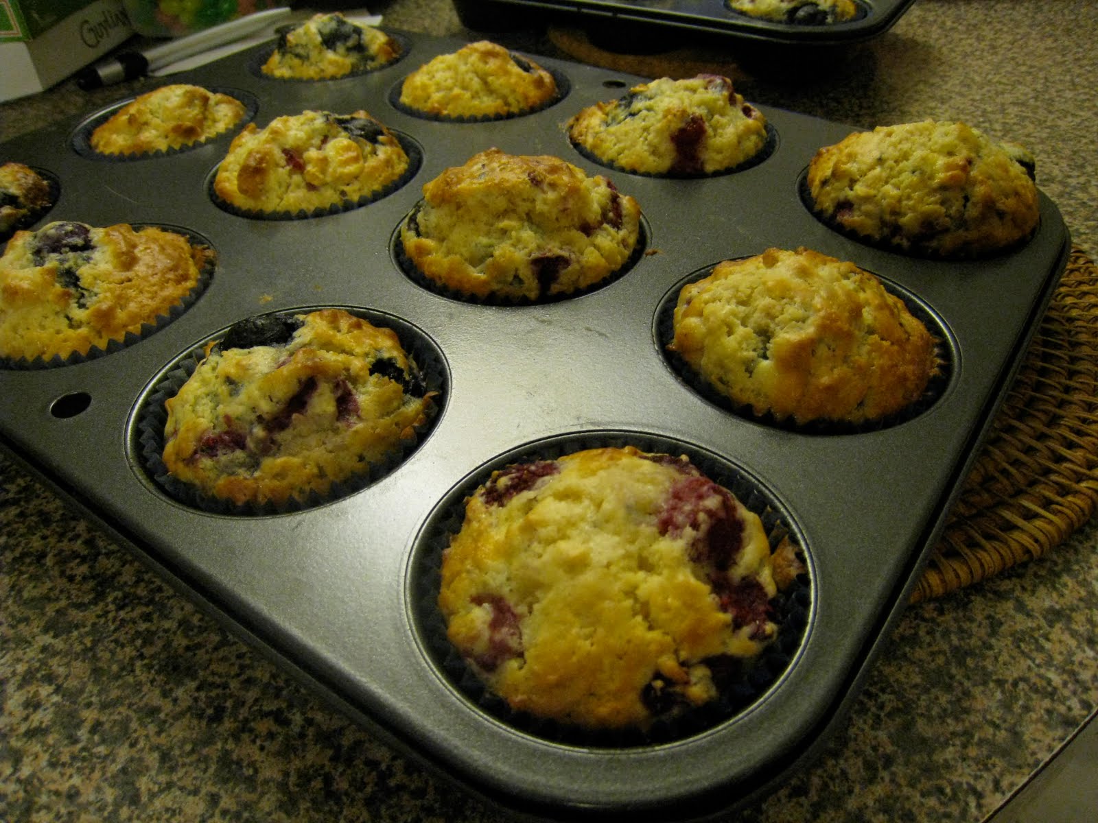 panda & cakes: white chocolate & berry muffins