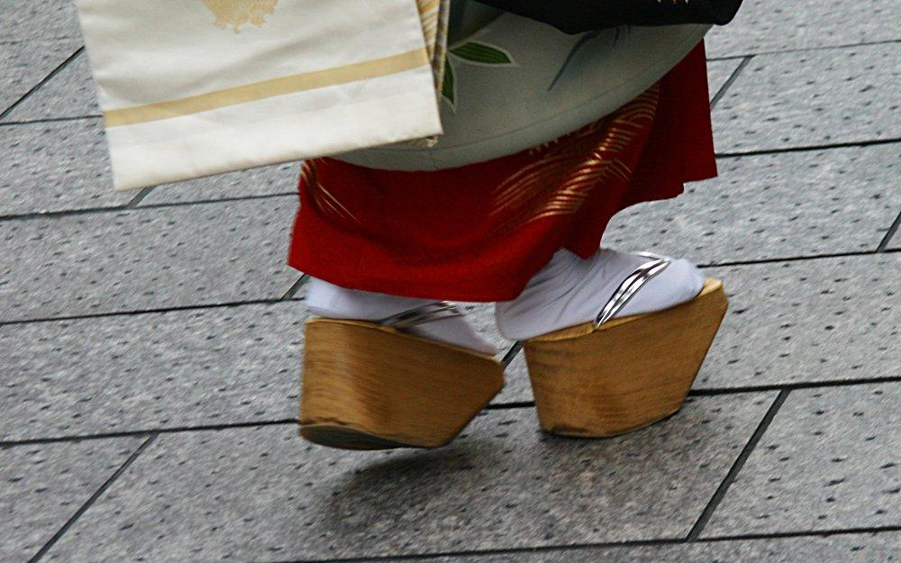 The GREAT COMMANDERS: A girl is just as Hot as the Shoe she choose!