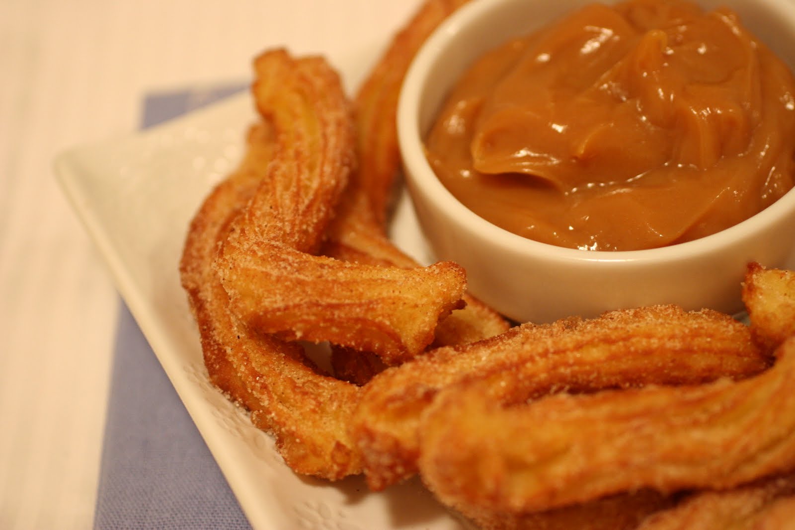 Com uma pitada de açúcar...: Mini Churros com Doce de Leite