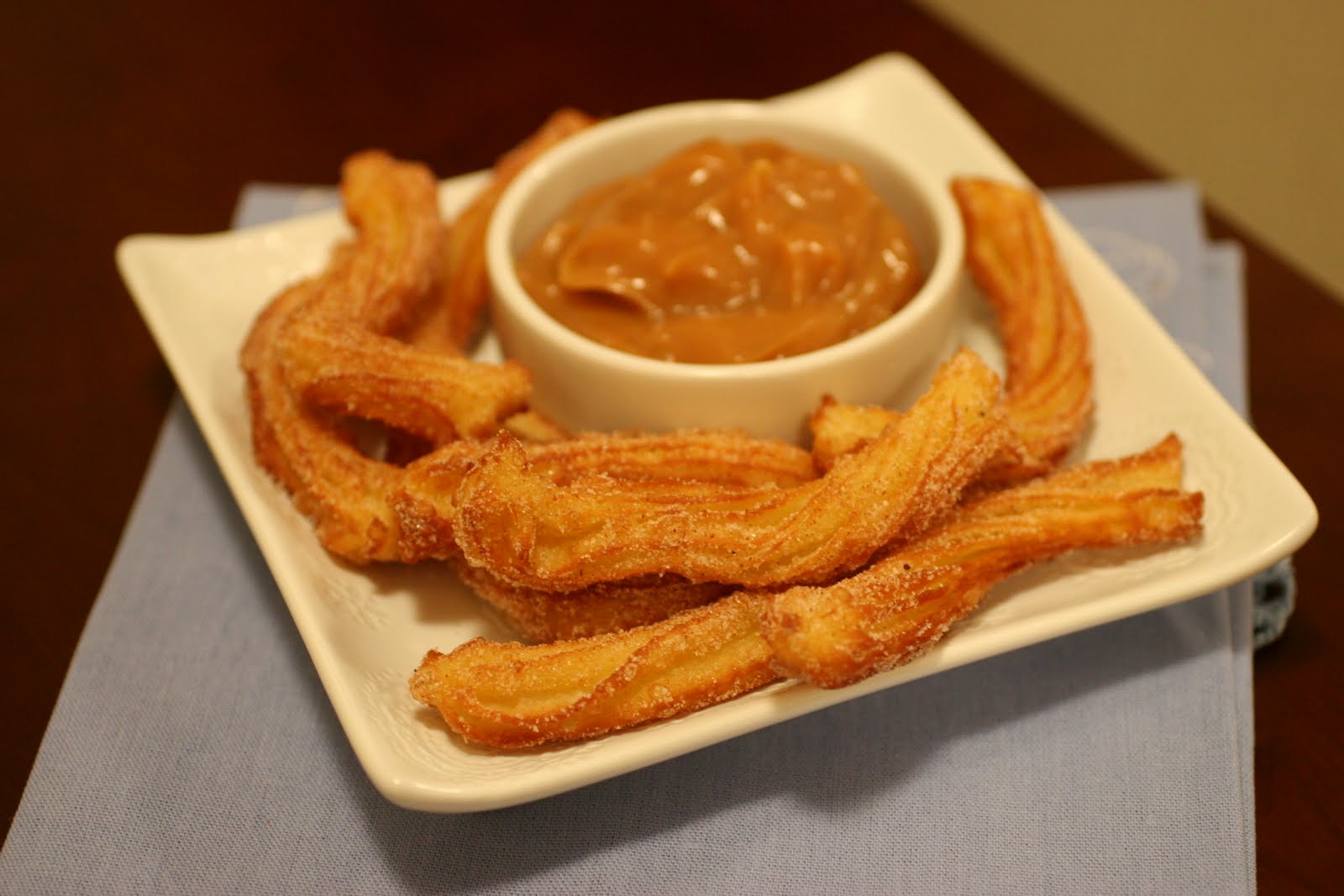 Com uma pitada de açúcar...: Mini Churros com Doce de Leite