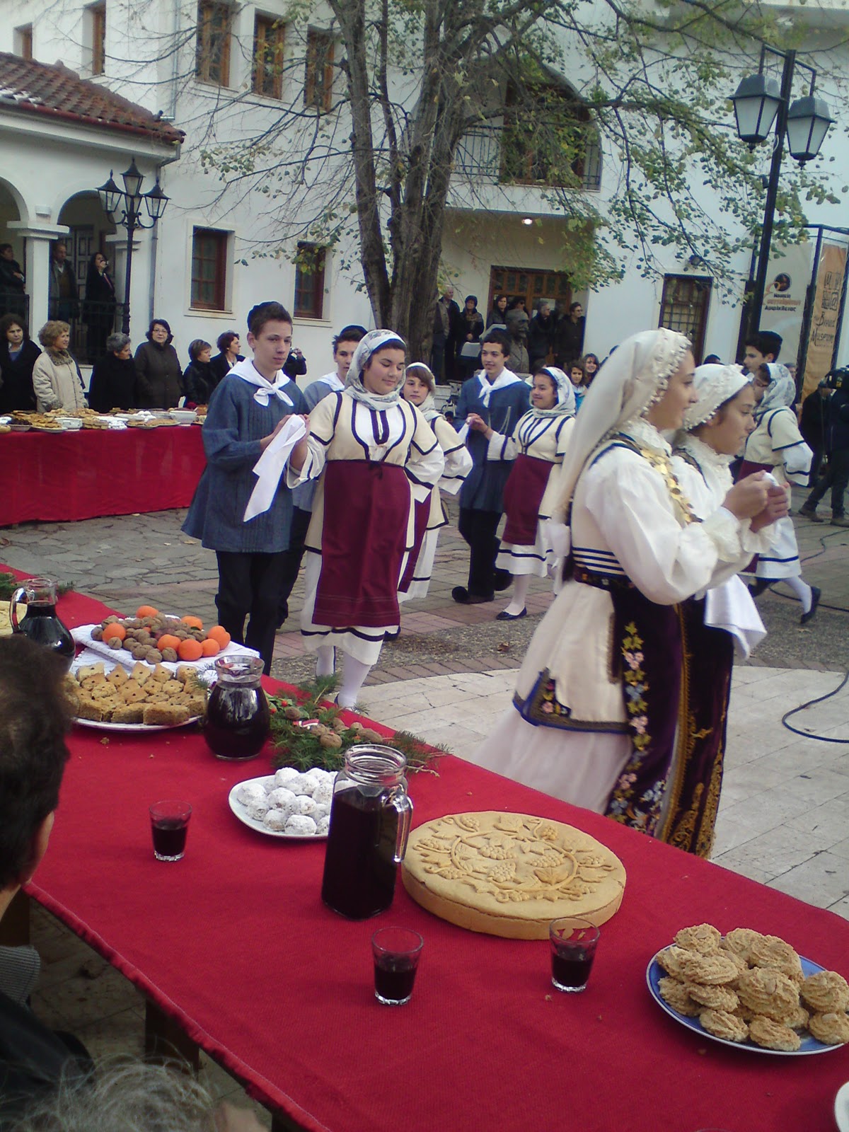 ΑΜΦΙΚΛΕΙΑ ΔΑΔΙ: Κυριακη στο χωριο μου την Αμφικλεια